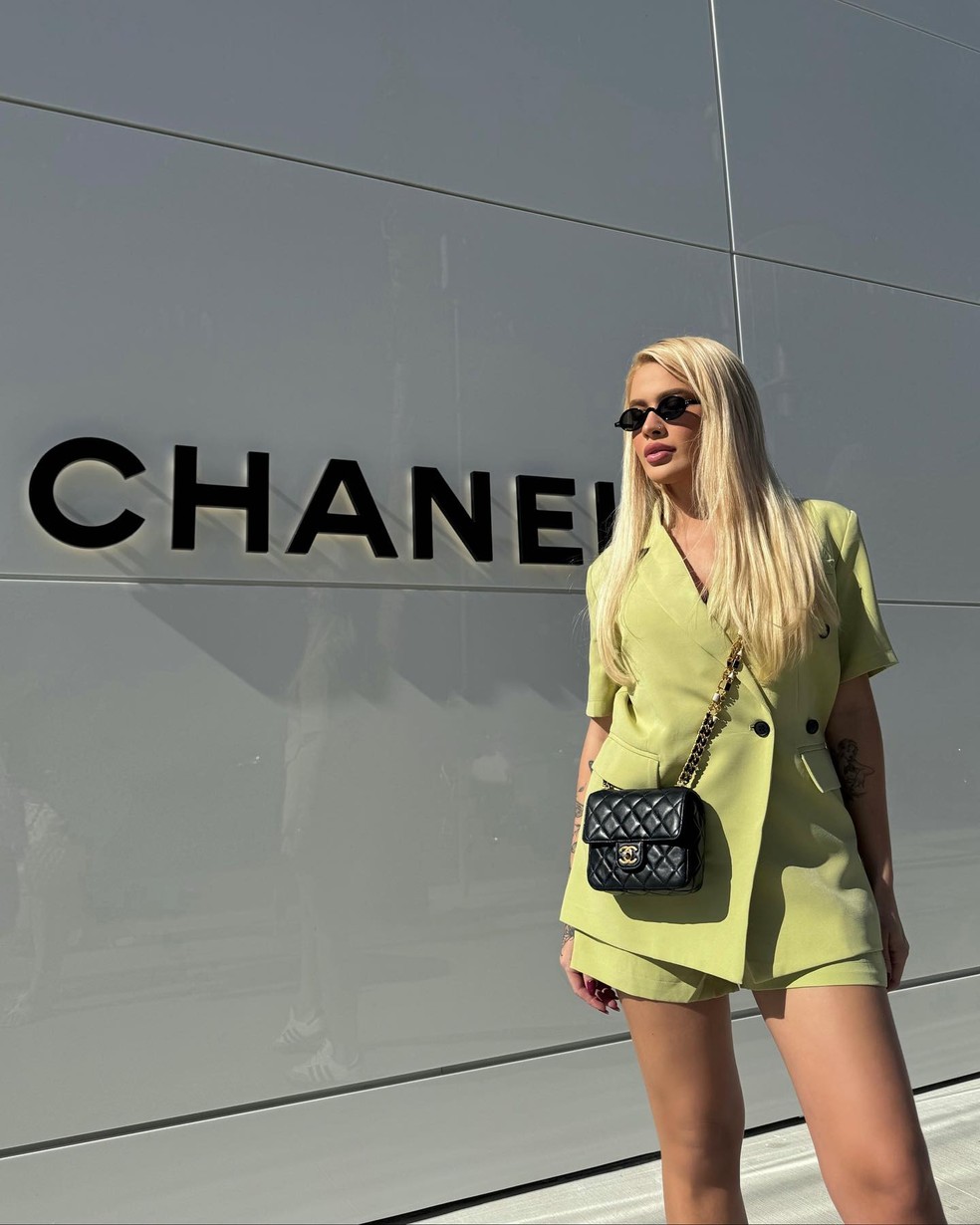 Karoline Lima esbanja elegância ao visitar grife em Beverly Hills