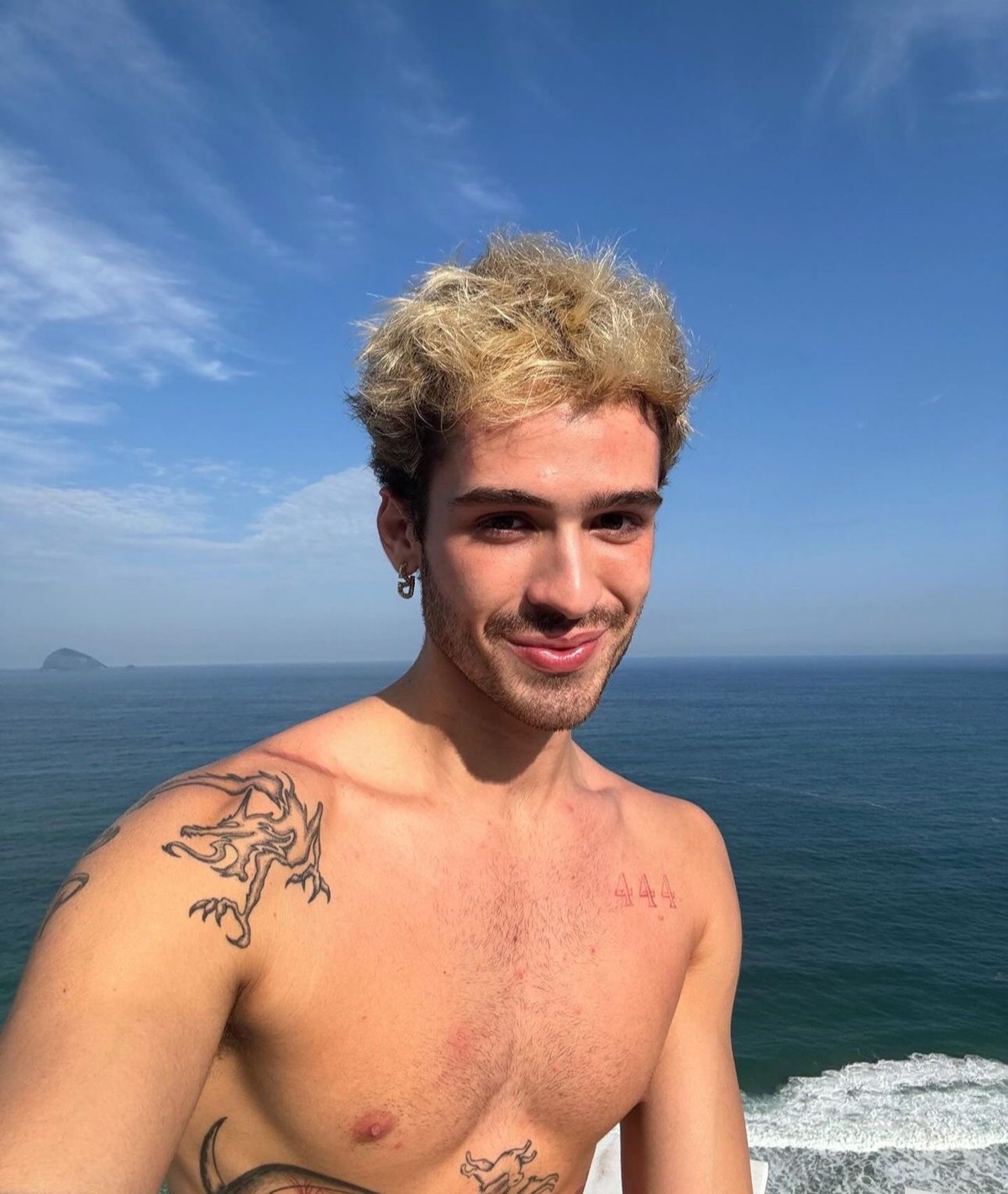 João Guilherme posa em cenário paradisíaco do Rio de Janeiro