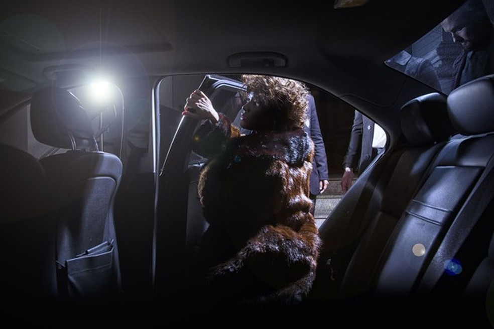 Leilah Moreno se transforma em Whitney Houston com R$ 1 milhão em joias