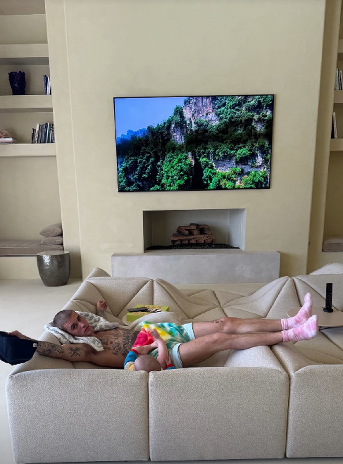 Justin Bieber encanta ao surgir com o filho em momento de preguiça no ...