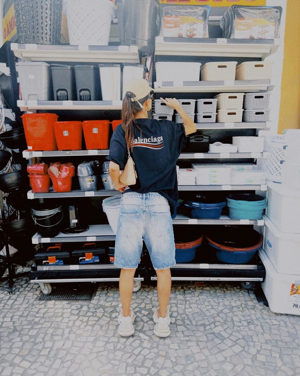 Vitória Strada Elege Look Grifado Para Dia De Compras