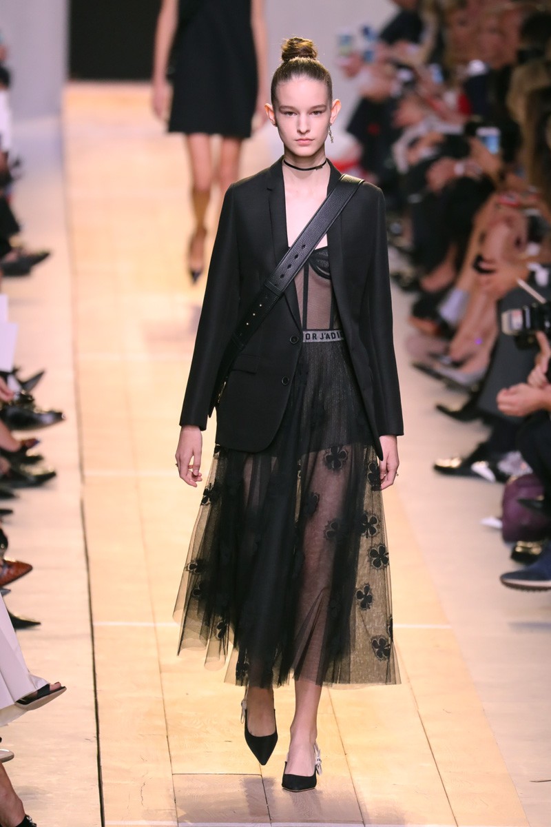 O desfile de estreia de Maria Grazia Chiuri na Christian Dior