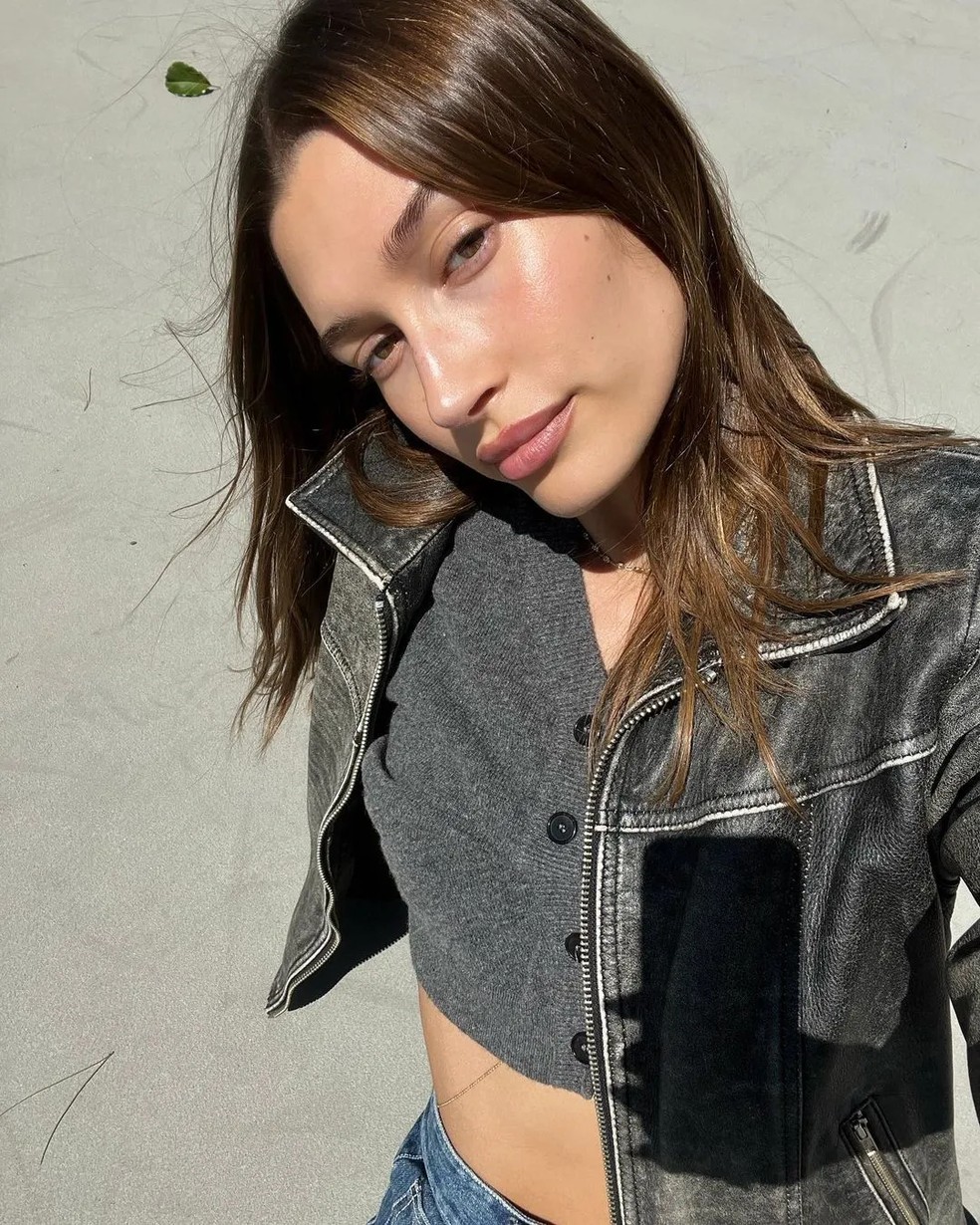 A pele glow de Hailey Bieber é perfeita para o verão, e aqui estão 12 ...