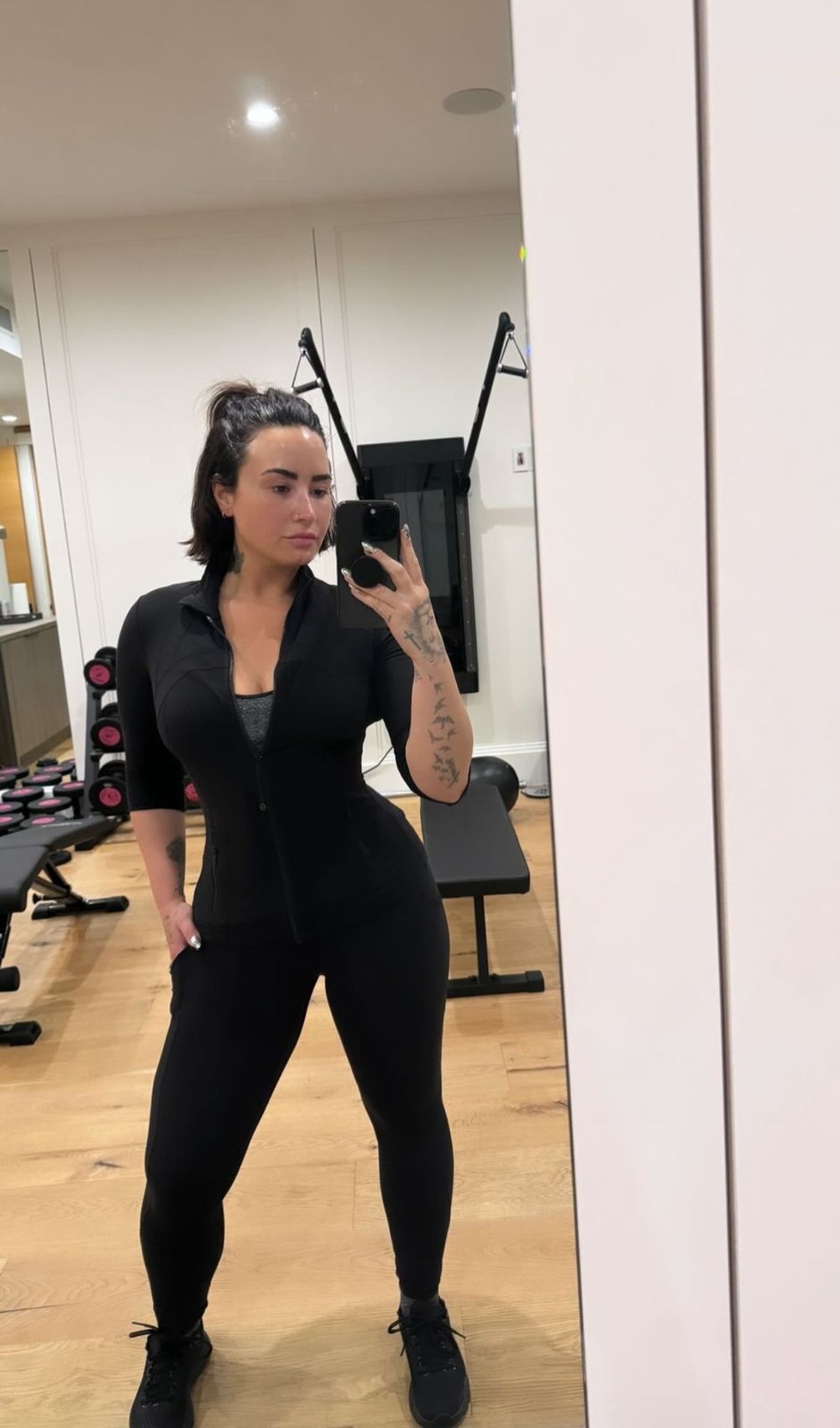 Demi Lovato esbanja beleza natural em academia