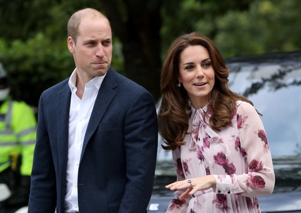 Kate Middleton surge linda com vestido floral cor-de-rosa