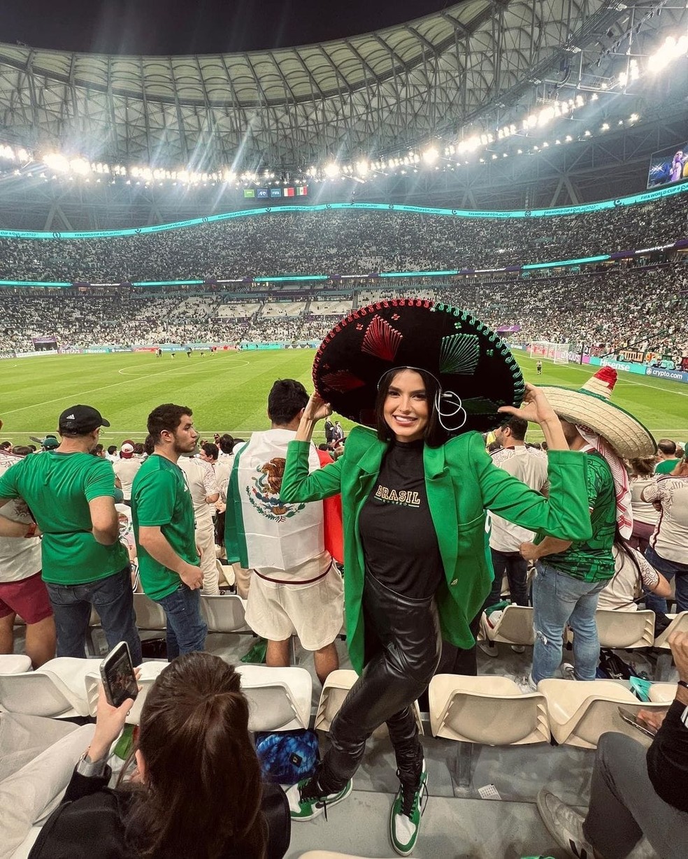 Jéssica Turini elege look fashionista para assistir ao jogo do México ...