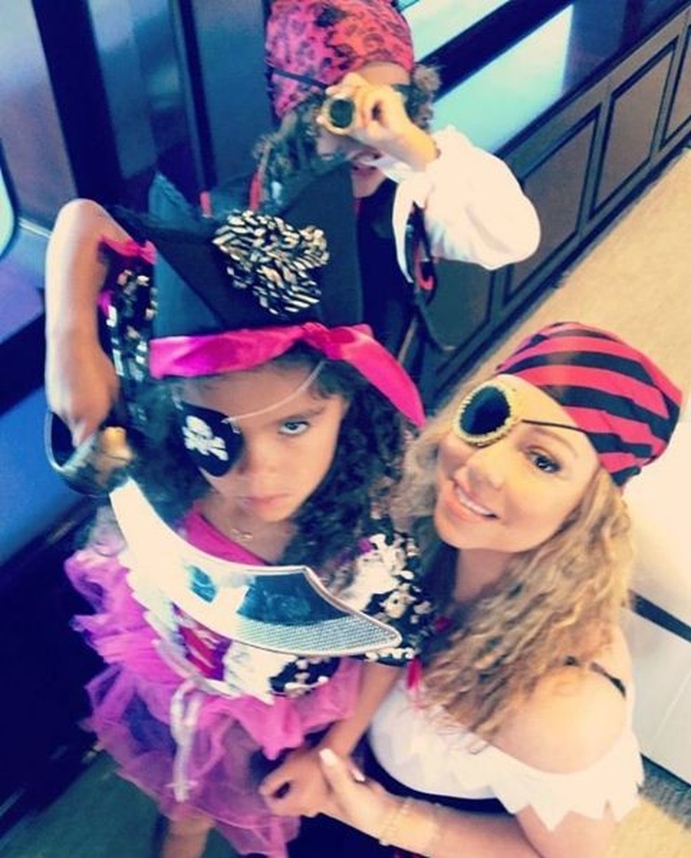 Mariah Carey se veste de pirata em caça ao tesouro com as filhas