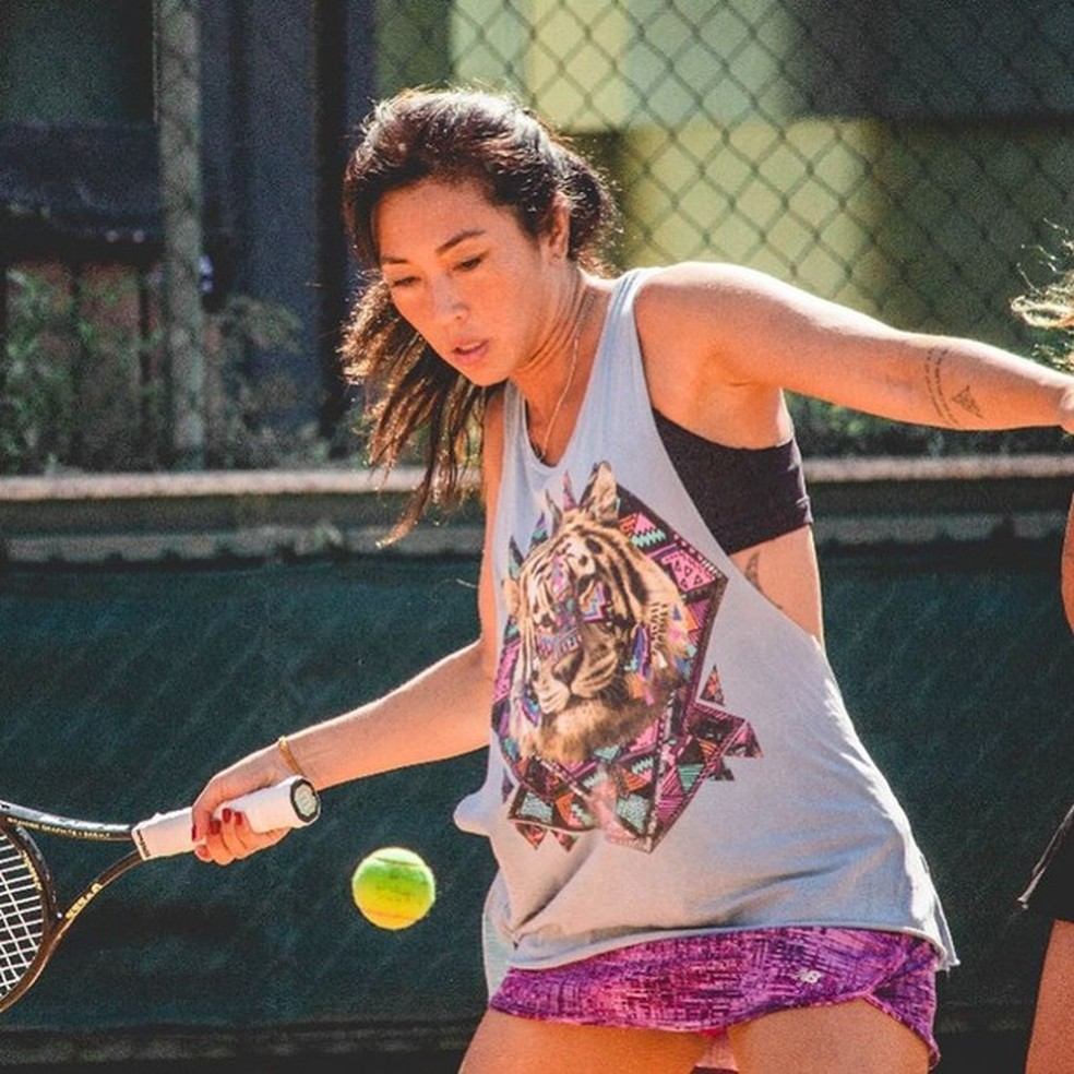 Dani Suzuki mostra habilidade com a raquete durante partida de tênis