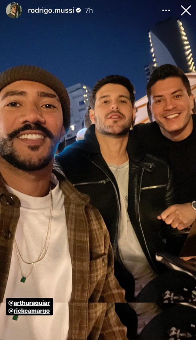 Ex-BBBs Arthur Aguiar, Rodrigo Mussi e Alface aproveitam noite juntos em SP
