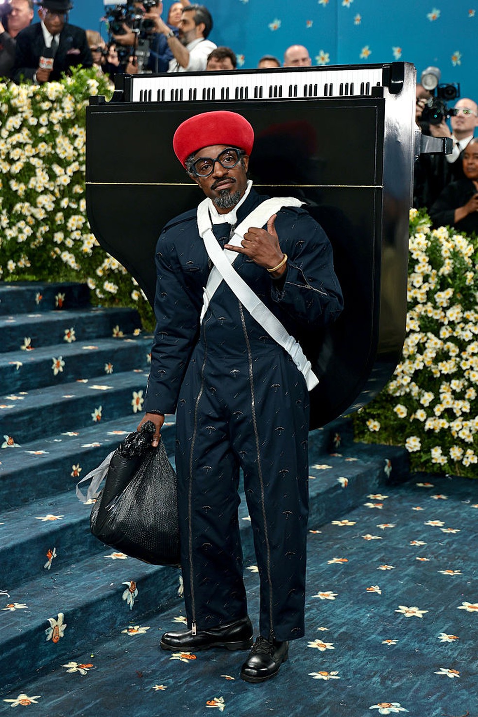 André 3000 surge no Met Gala com piano nas costas para compor figurino