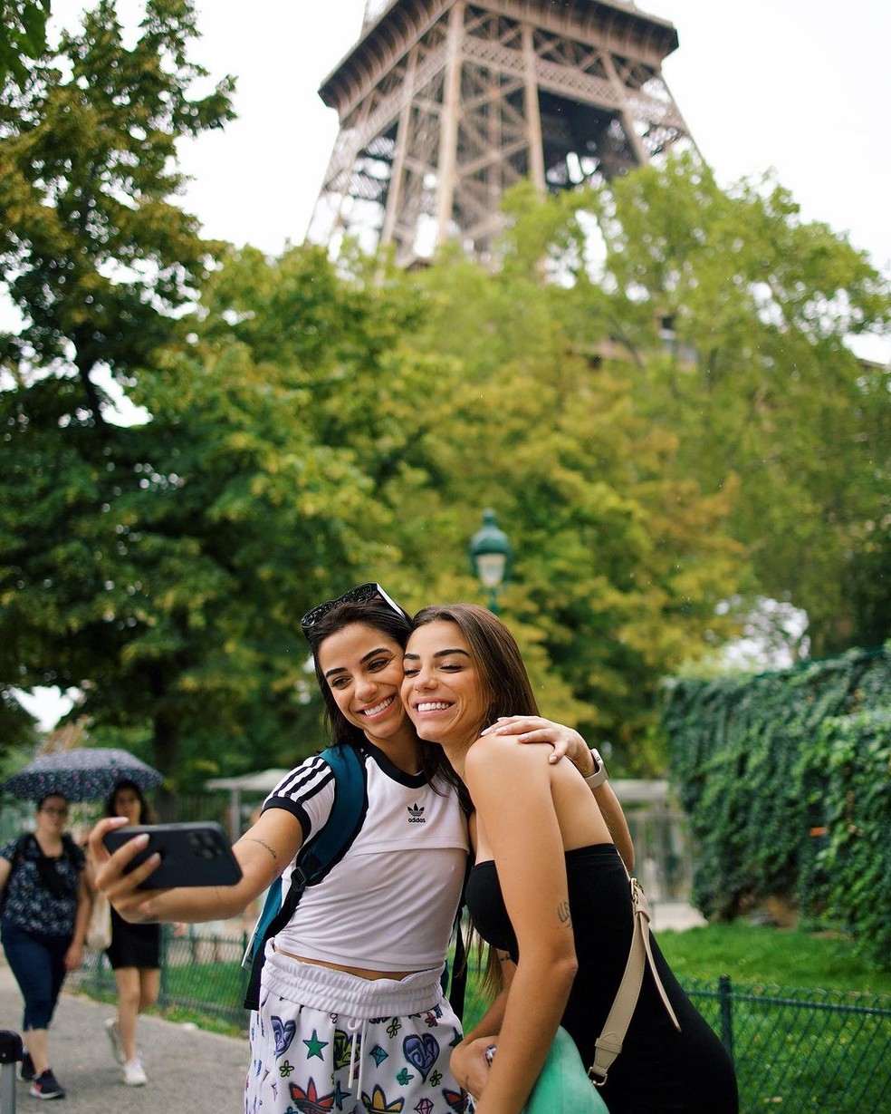 Key Alves elege vestido com mega decote nas costas para curtir passeio ...