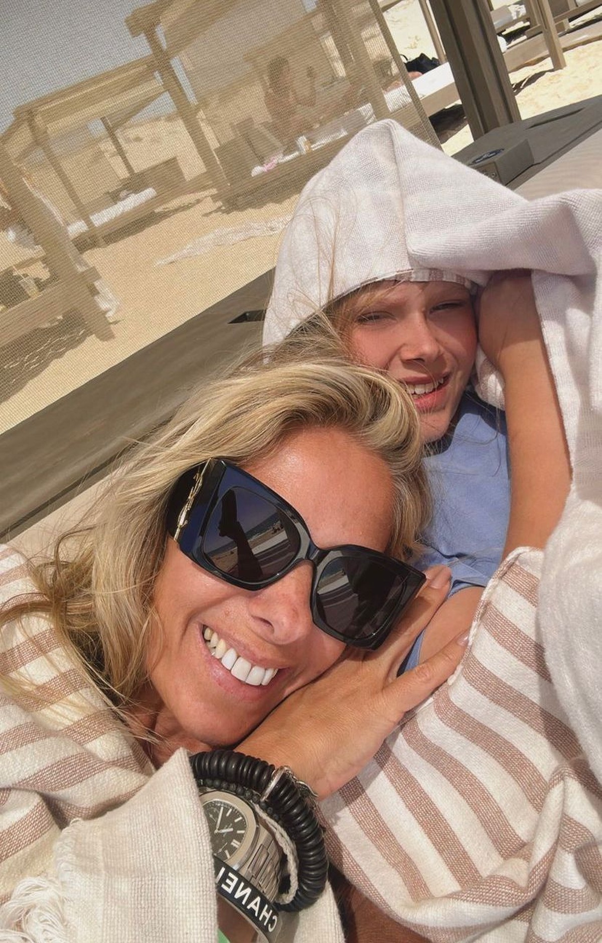 Adriane Galisteu aproveita dia de praia com o filho em Portugal