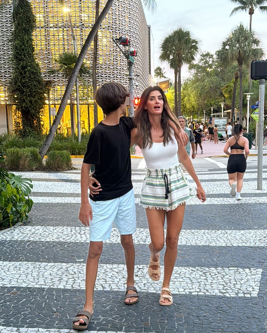 Isabella Fiorentino curte passeio com os filhos em Miami, Flórida