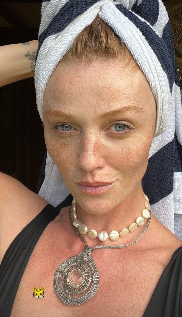 Cintia Dicker encanta web ao posar sem maquiagem