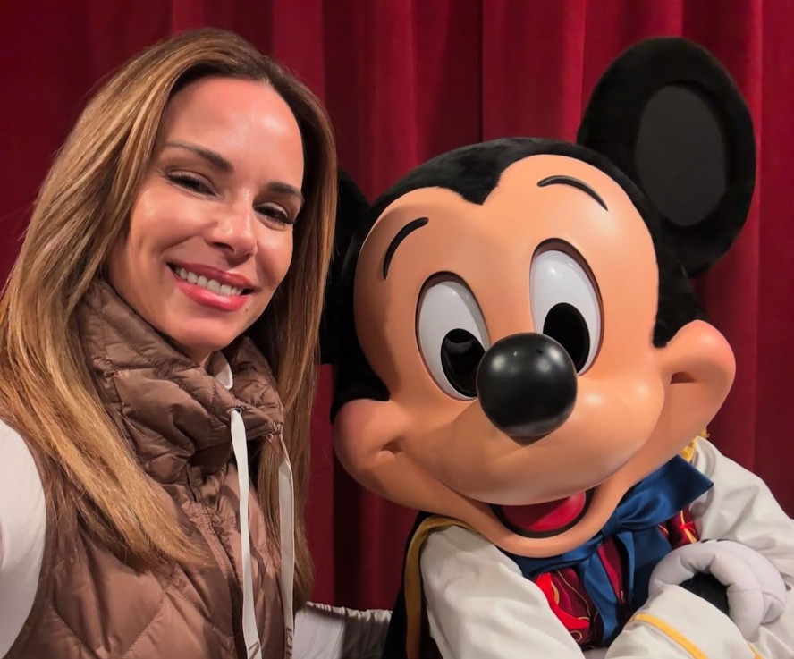 Na Disney, Ana Furtado posa com Mickey e brinca: 'Eu e o boss daqui'