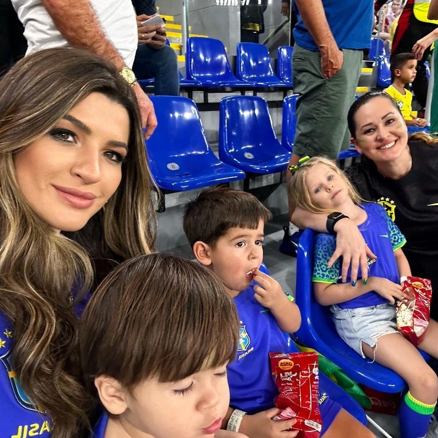 Natália Becker, esposa de Alisson, exibe registros da família em vitória do Brasil