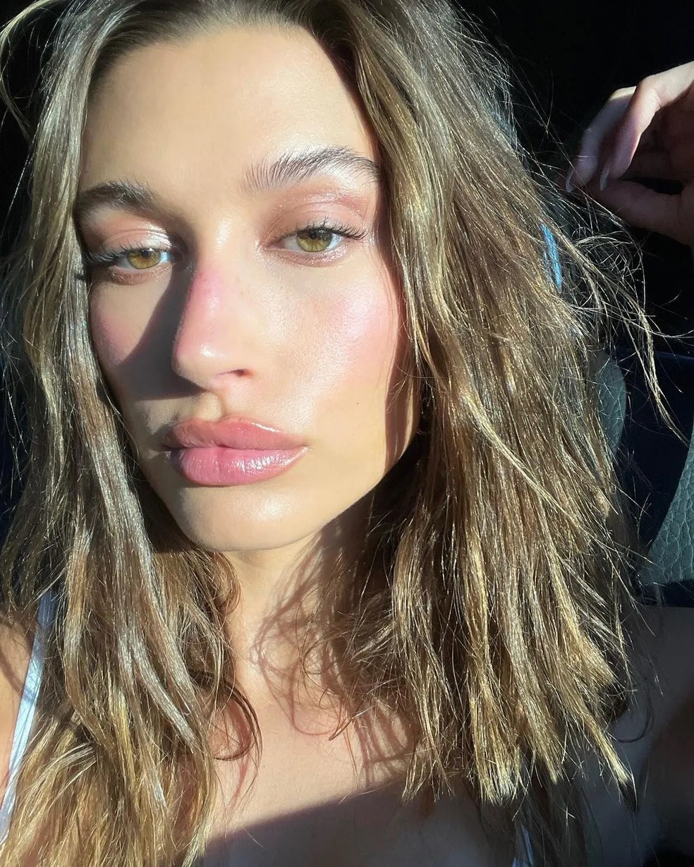 A pele glow de Hailey Bieber é perfeita para o verão, e aqui estão 12 ...