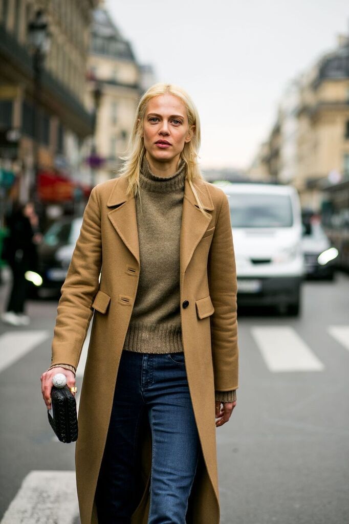 Street style: cores lavadas adocicam as ruas da semana de moda de Paris