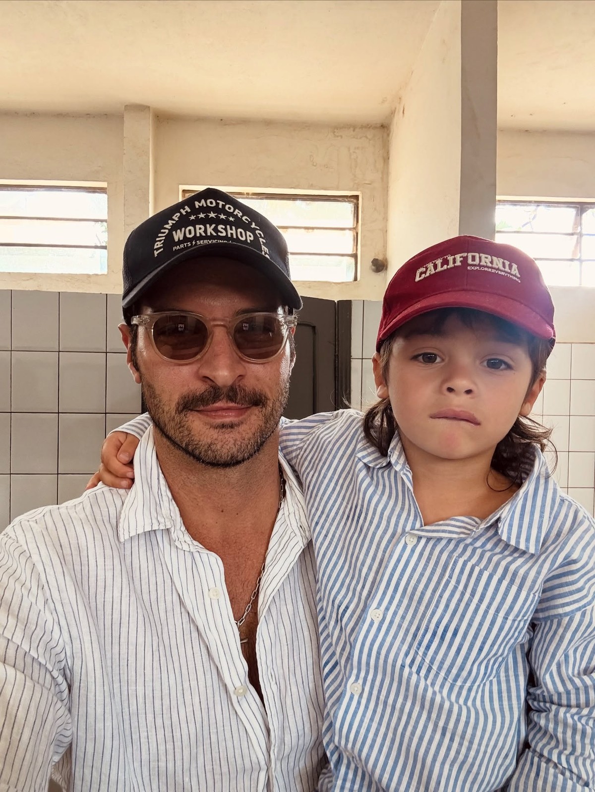 Leandro Lima combina look com o filho e web se derrete: 'Mini galã'