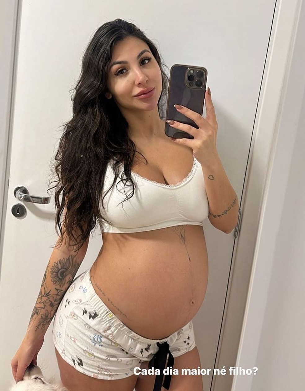 Grávida, Jheny Santucci exibe barrigão em selfie: 'Cada vez maior'