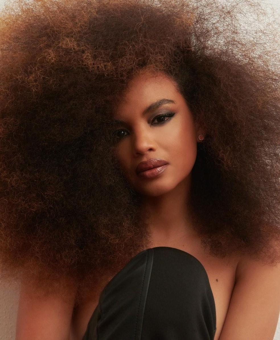 Lucy Ramos esbanja beleza na web ao posar megaproduzida