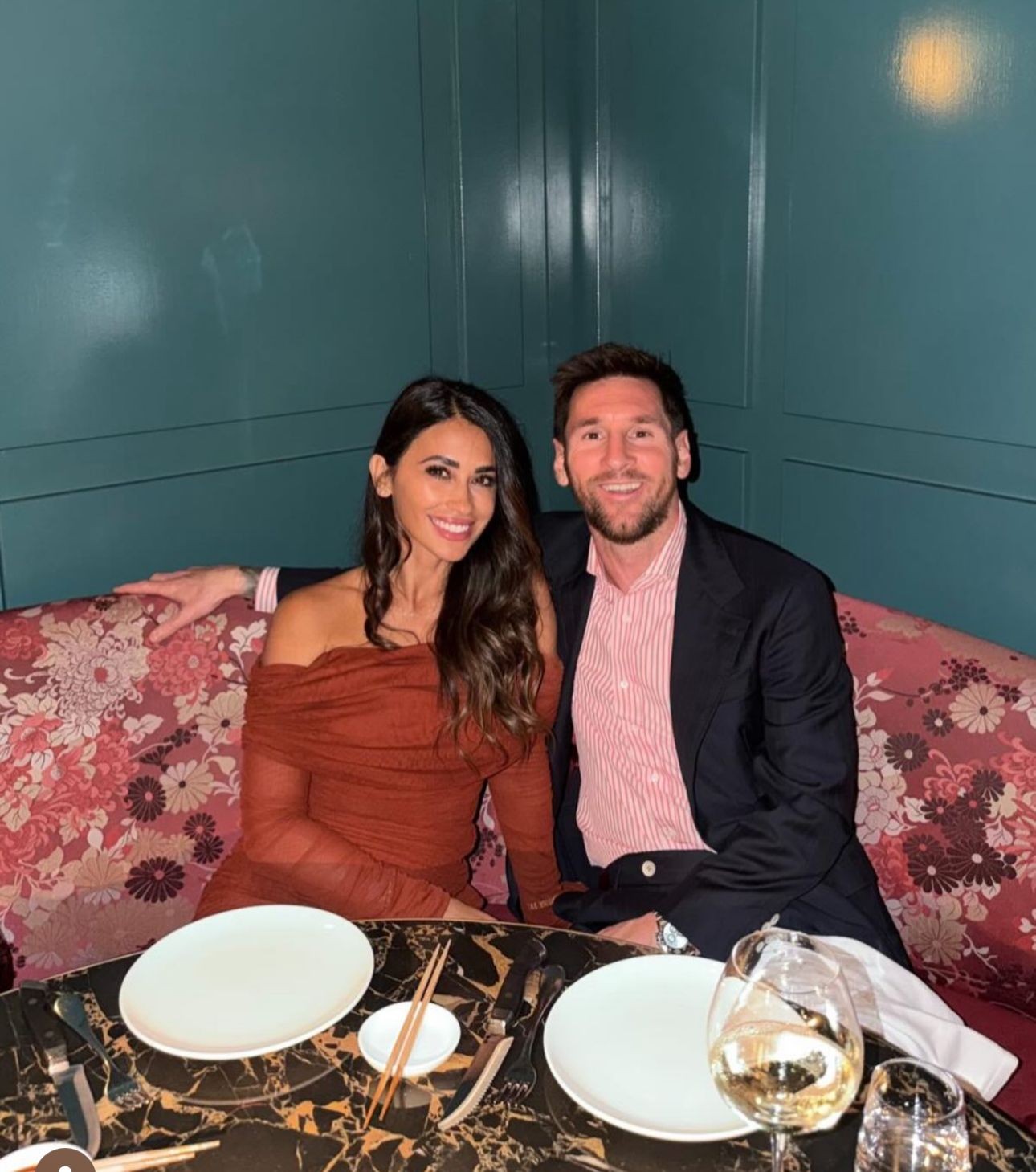 Antonela Roccuzzo exibe jantar romântico com Messi