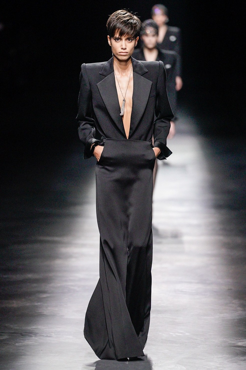Anna Herrera: a brasileira que abriu o desfile da Saint Laurent