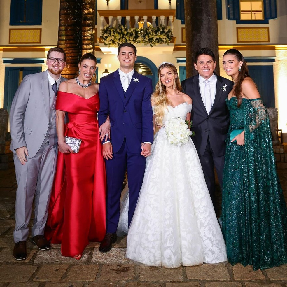 Elaine Mickely abre álbum de fotos de casamento do filho, Luigi César