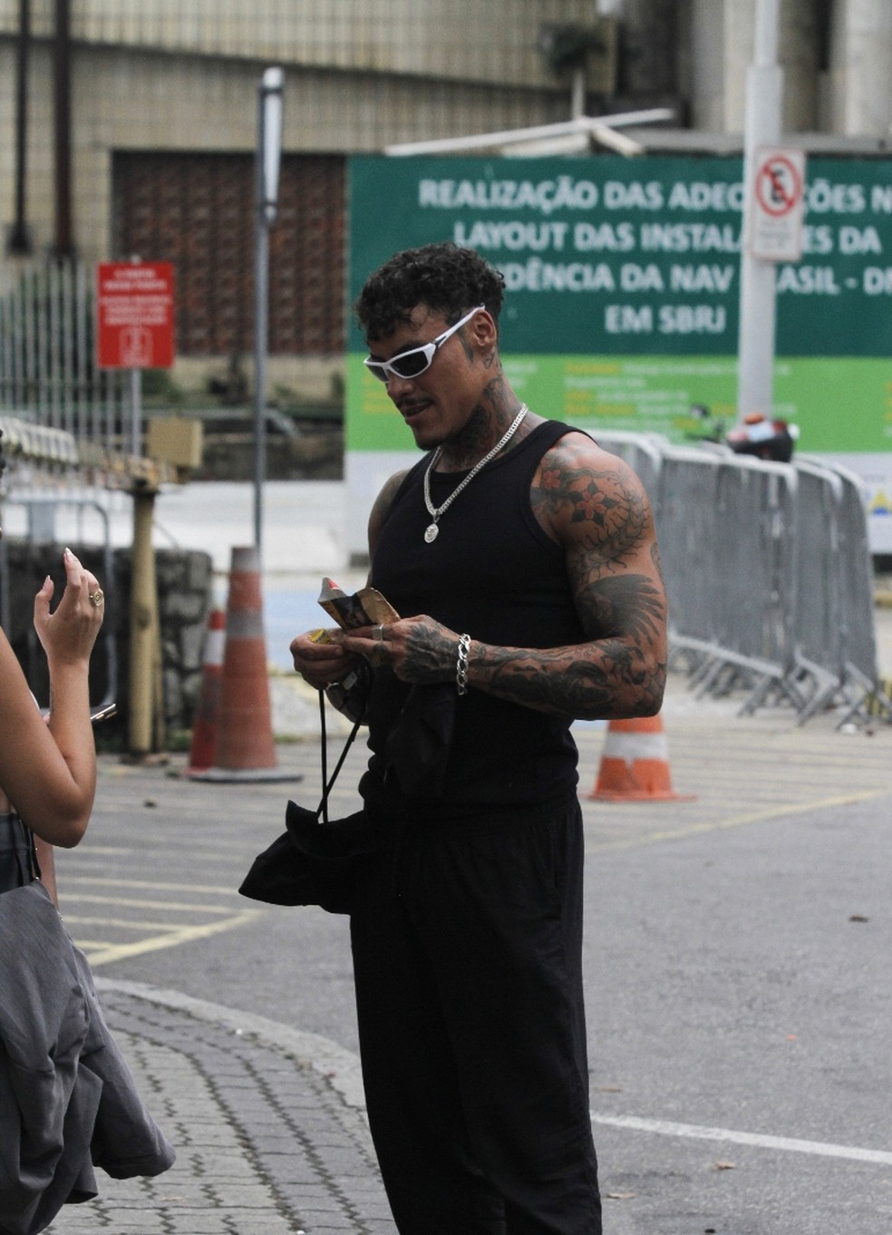 Murilo Dias esbanja simpatia em aeroporto no Rio de Janeiro