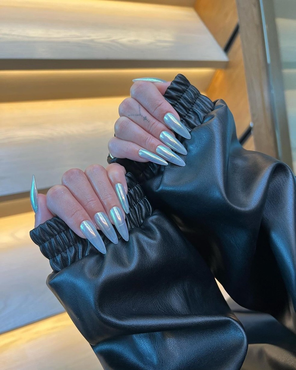 Seashell nails: a nail art com efeito furta-cor que está conquistando ...
