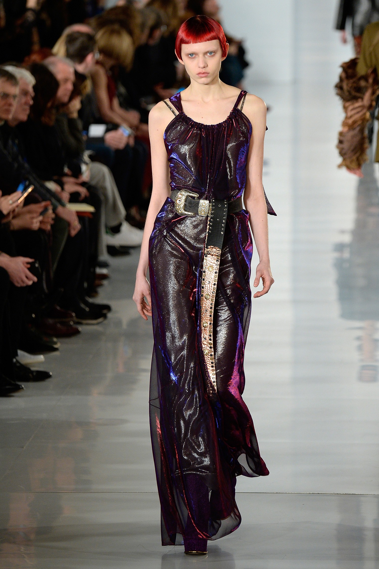 Maison Margiela brinca com o contraste de materiais no inverno 2017