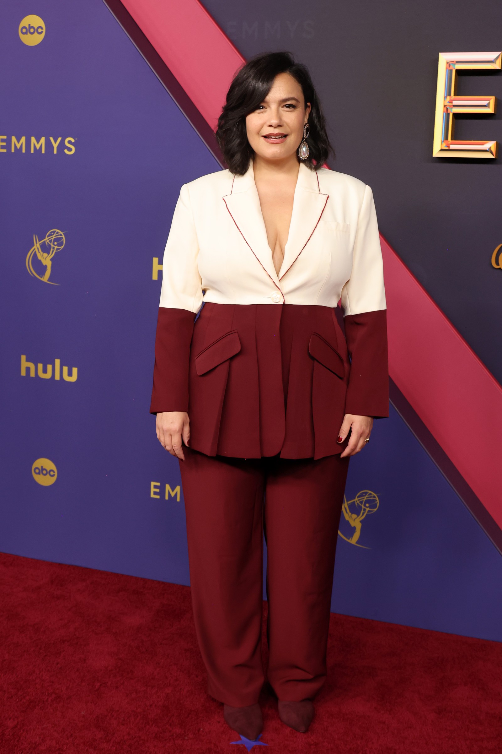 Indicada pela primeira vez ao Emmy, Selena Gomez brilha no tapete vermelho