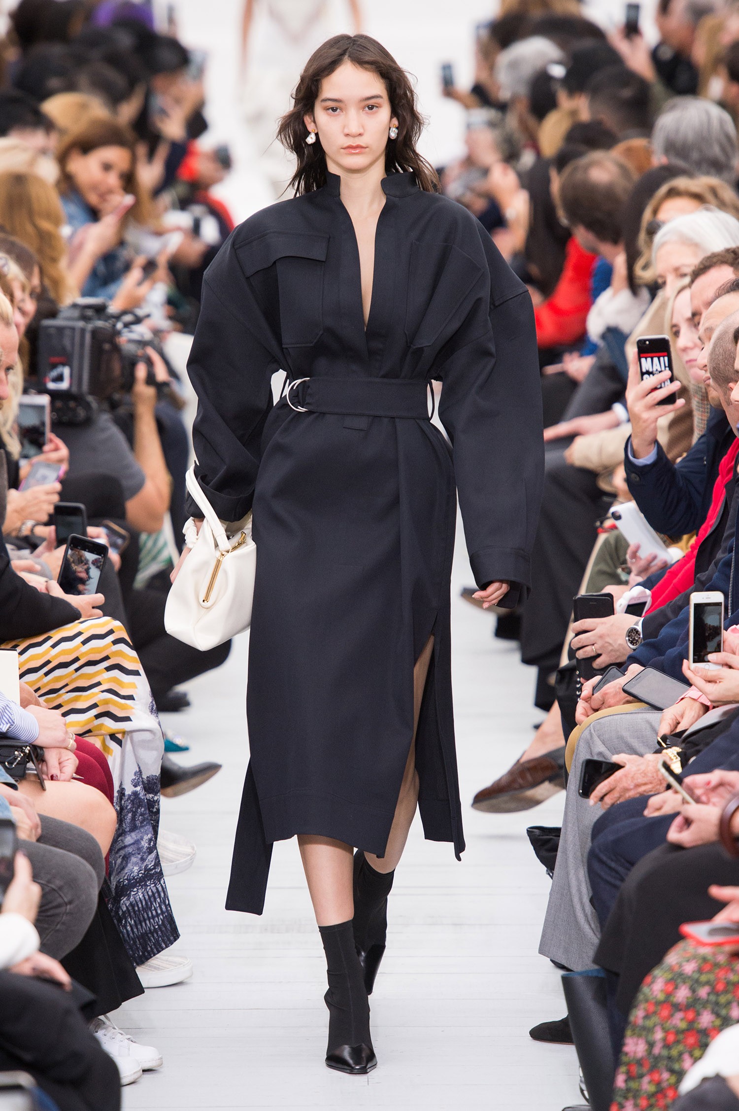 Céline brinca com o oversized de maneira fluida e suave no verão 2018