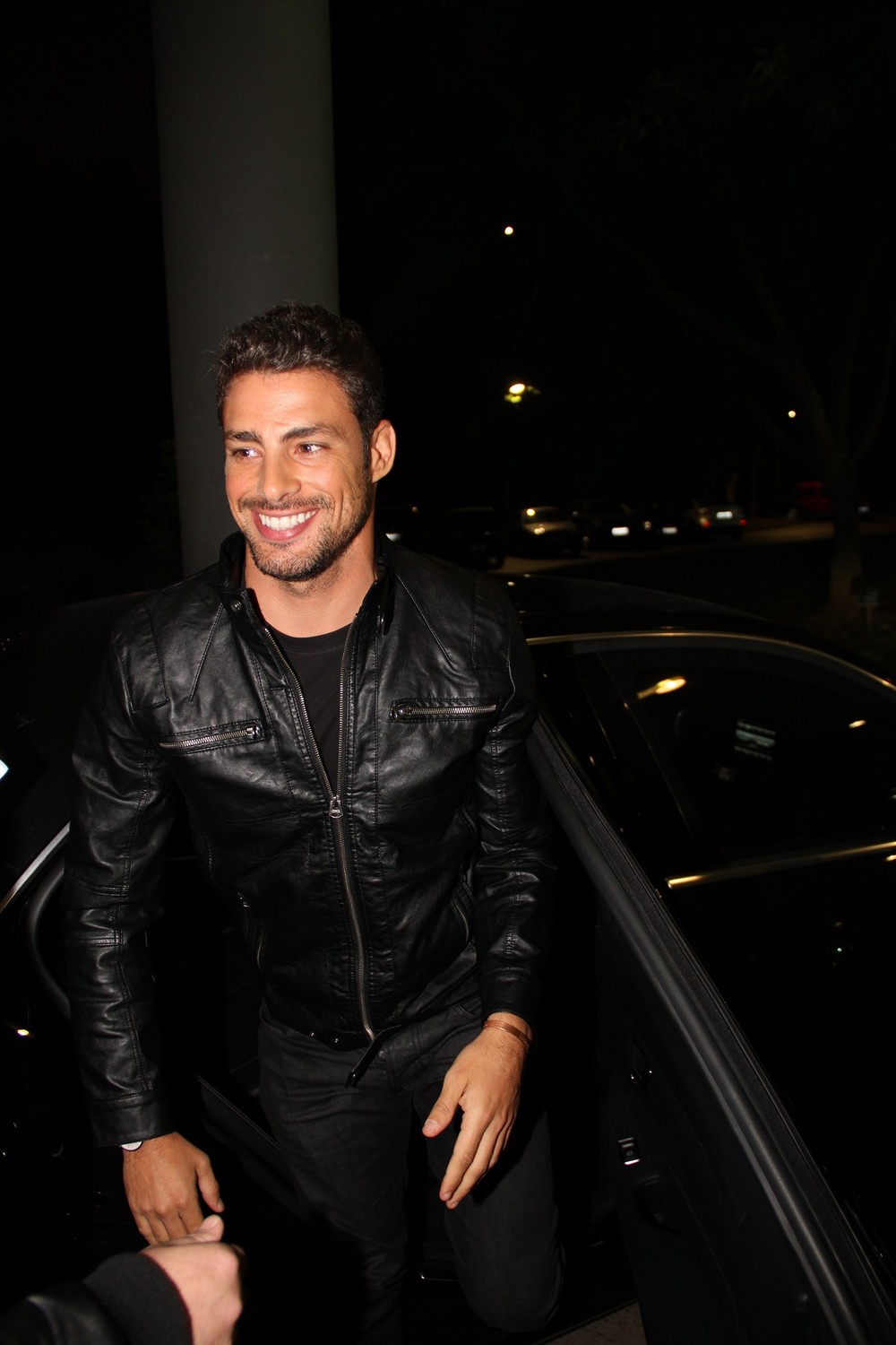 Cauã Reymond confere desfile da Ellus no último dia de SPFW