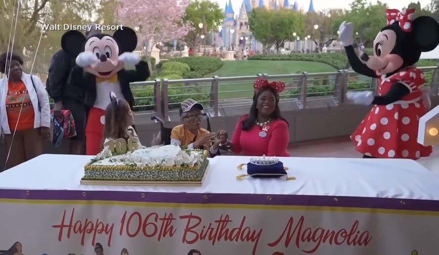 Americana celebra 106 anos em sua primeira visita aos parques da Disney ...