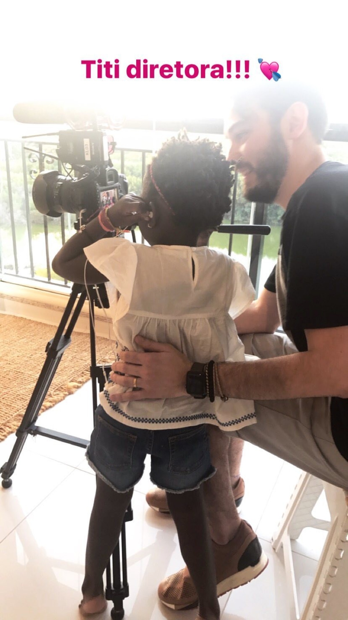 Titi ataca de diretora em clique da mãe