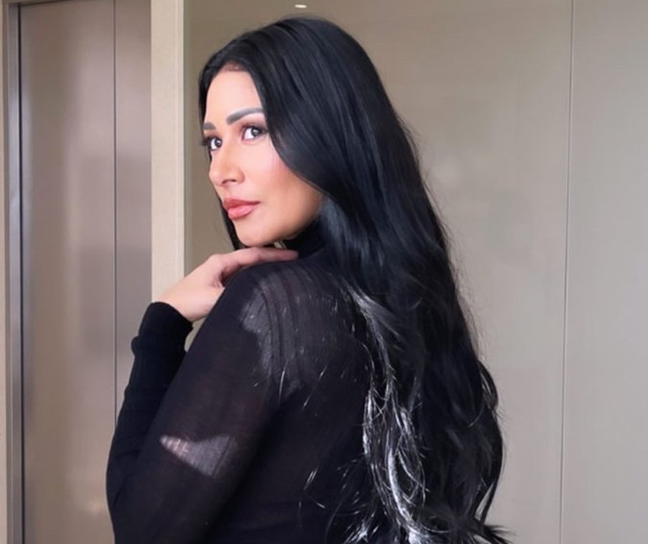 Simaria exibe look all black com transparência | Celebridades | Vogue