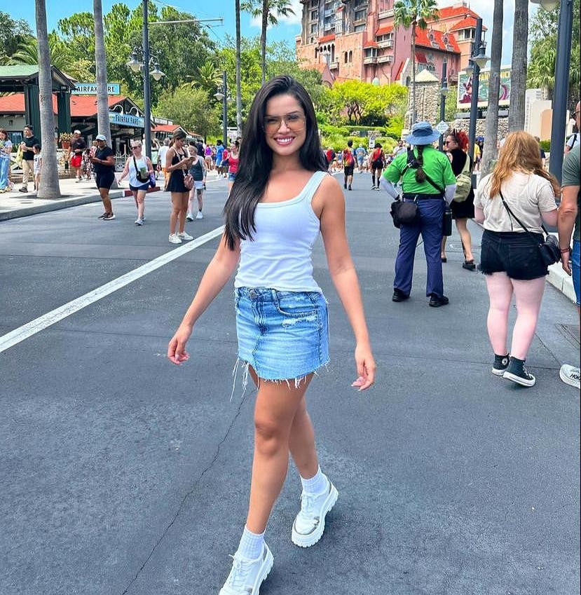 Juliette posa na Disney: 'Quem é essa turista feliz?'