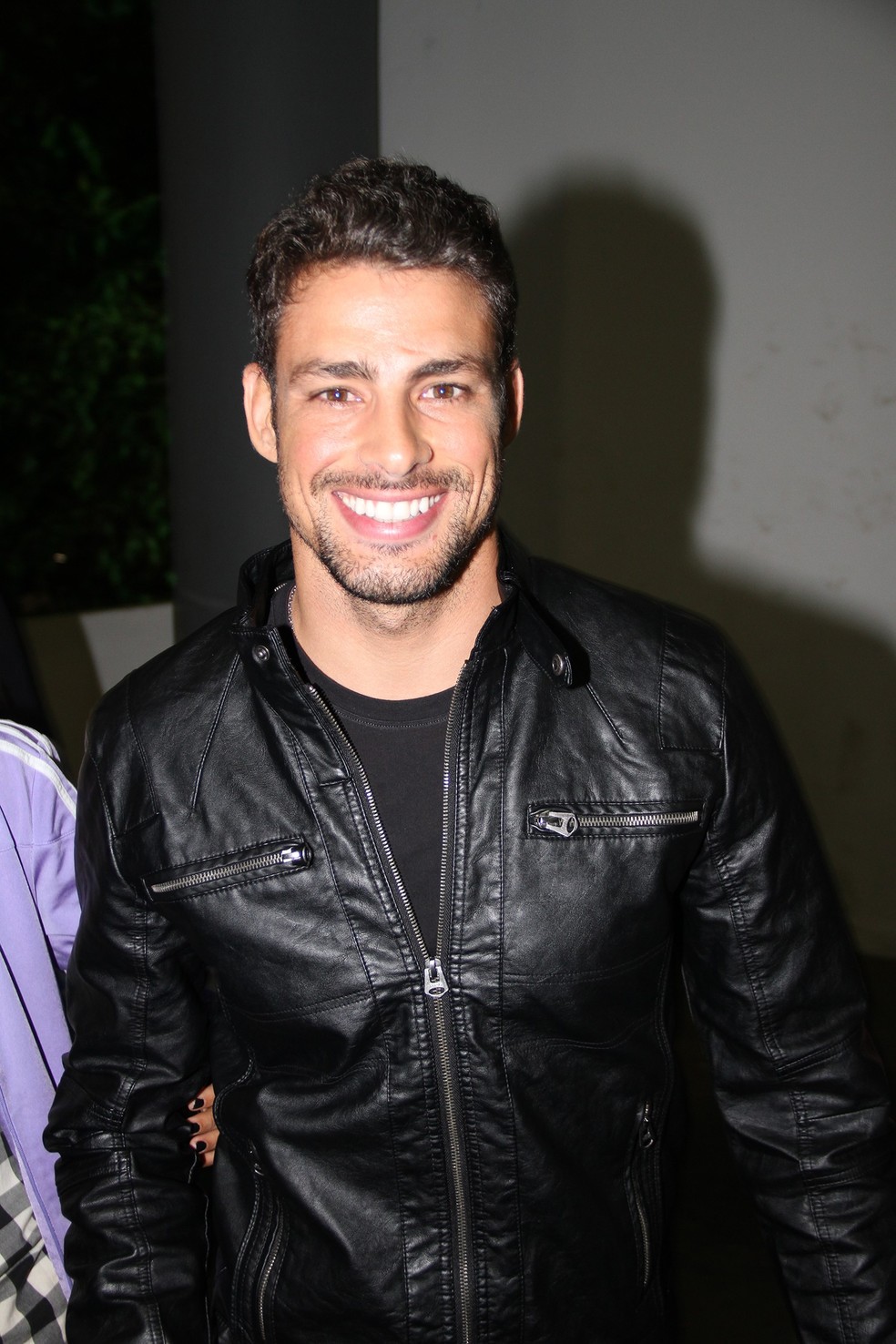 Cauã Reymond confere desfile da Ellus no último dia de SPFW