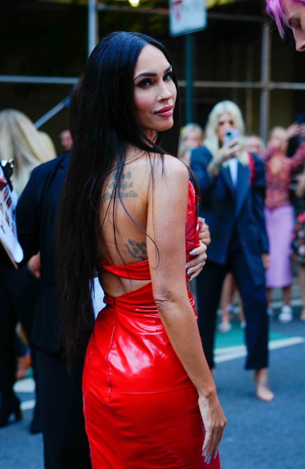 Megan Fox surge com novo visual; confira fotos