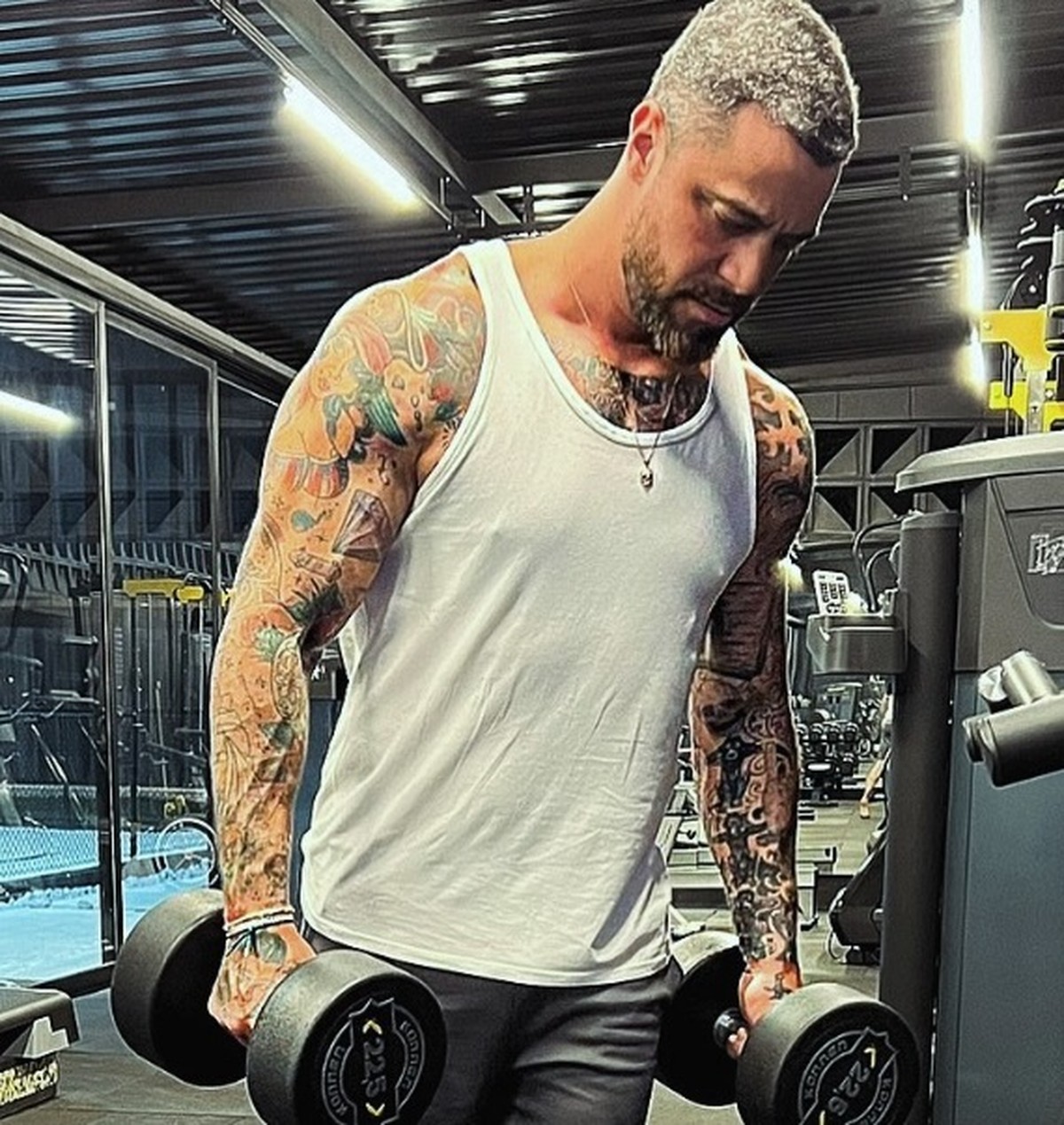 Felipe Titto exibe treino intenso em academia de mansão luxuosa