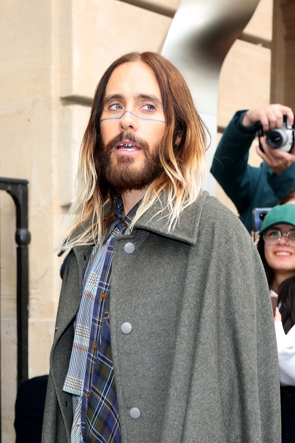 Jared Leto rouba a cena com saia de renda, plataforma e dentes ...