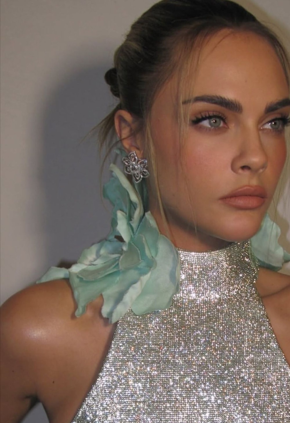 Cara Delevingne exibe incidente de moda durante gala após seu vestido ...