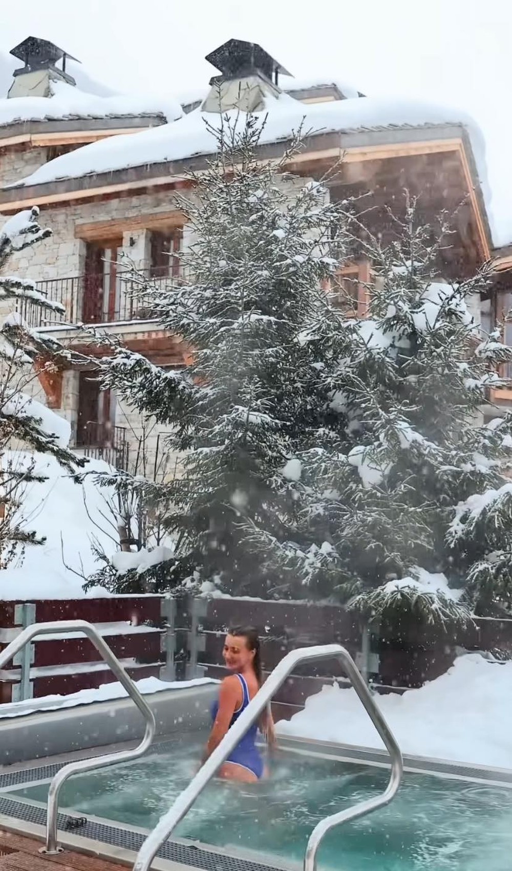 Ana Paula Siebert curte banho em jacuzzi ao ar livre na neve
