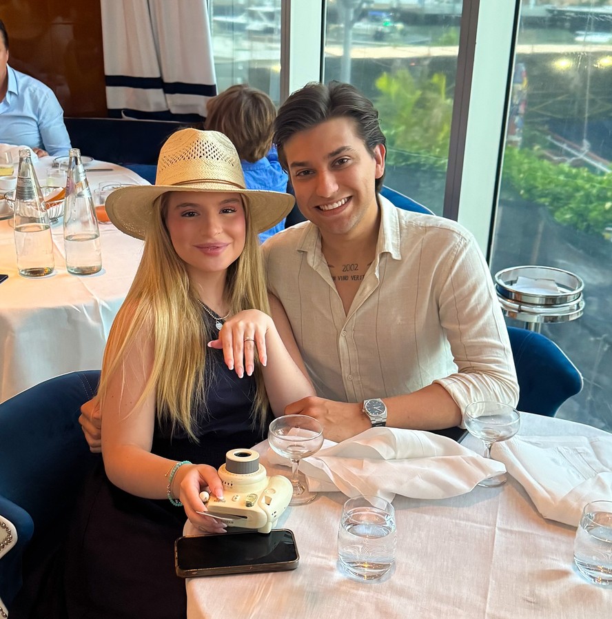 Sophia Valverde fica noiva após três meses de namoro: 'O amor não espera'