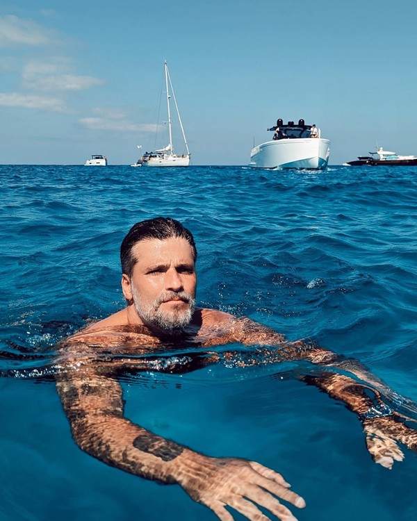 Bruno Gagliasso abre álbum de passeio a Formentera