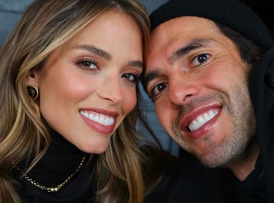 Carol Leite exibe novo clique romântico com Kaká