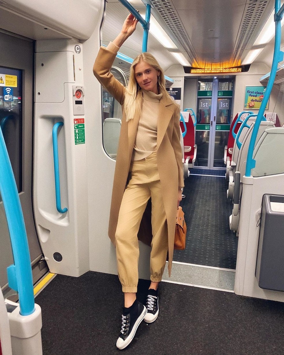 Noiva de Ronaldo, Celina Locks posta foto no transporte público de Londres