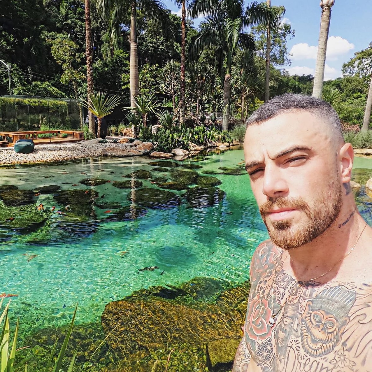 Felipe Titto exibe piscina luxuosa de sua mansão em SP