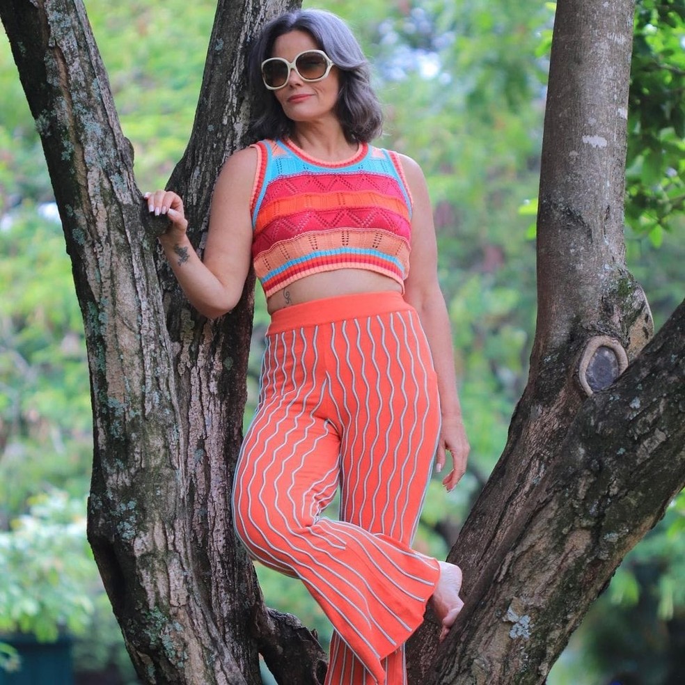 Maria Cândida sobe em árvore para celebrar a vida